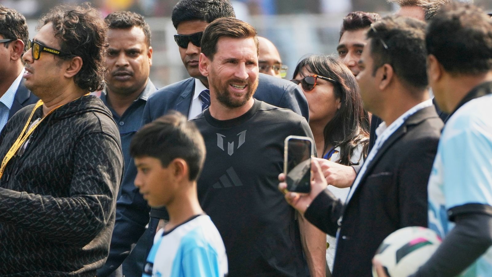 Incidente grave la evenimentul dedicat lui Lionel Messi. Fanii au ...
