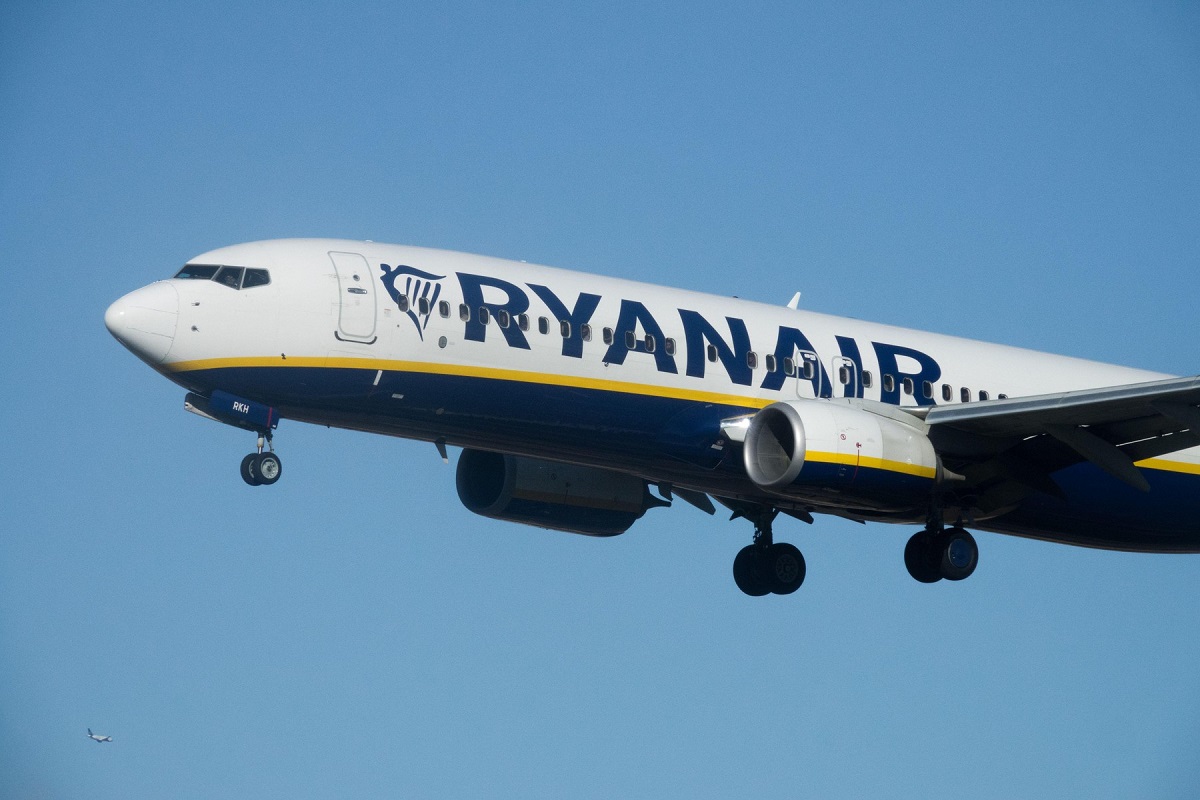 Un avion Ryanair „s-a izbit de o cisternă de combustibil” pe un ...