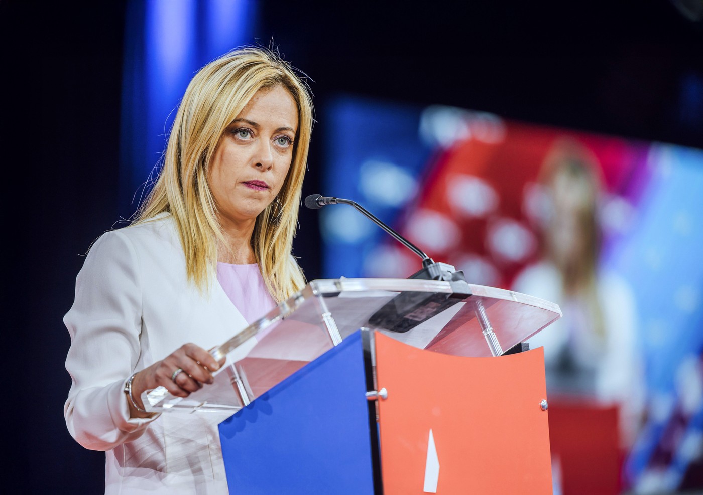 Giorgia Meloni, pictată ca înger într-o biserică din Roma. Imaginea a ...