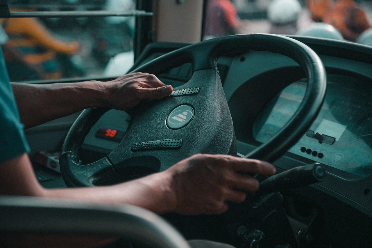 Cât câștigă un șofer de autobuz în România: salariu, bonusuri și ...