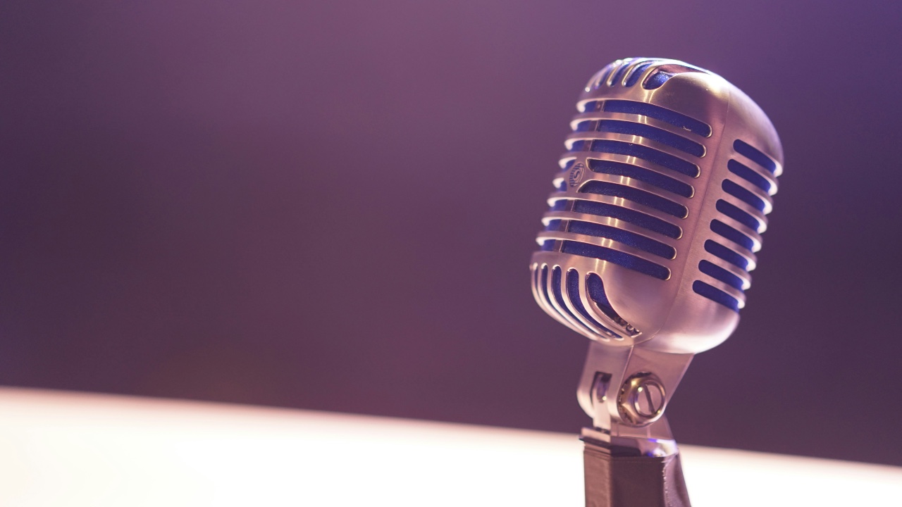 Audio hibrid: de ce radioul rezistă în era algoritmilor