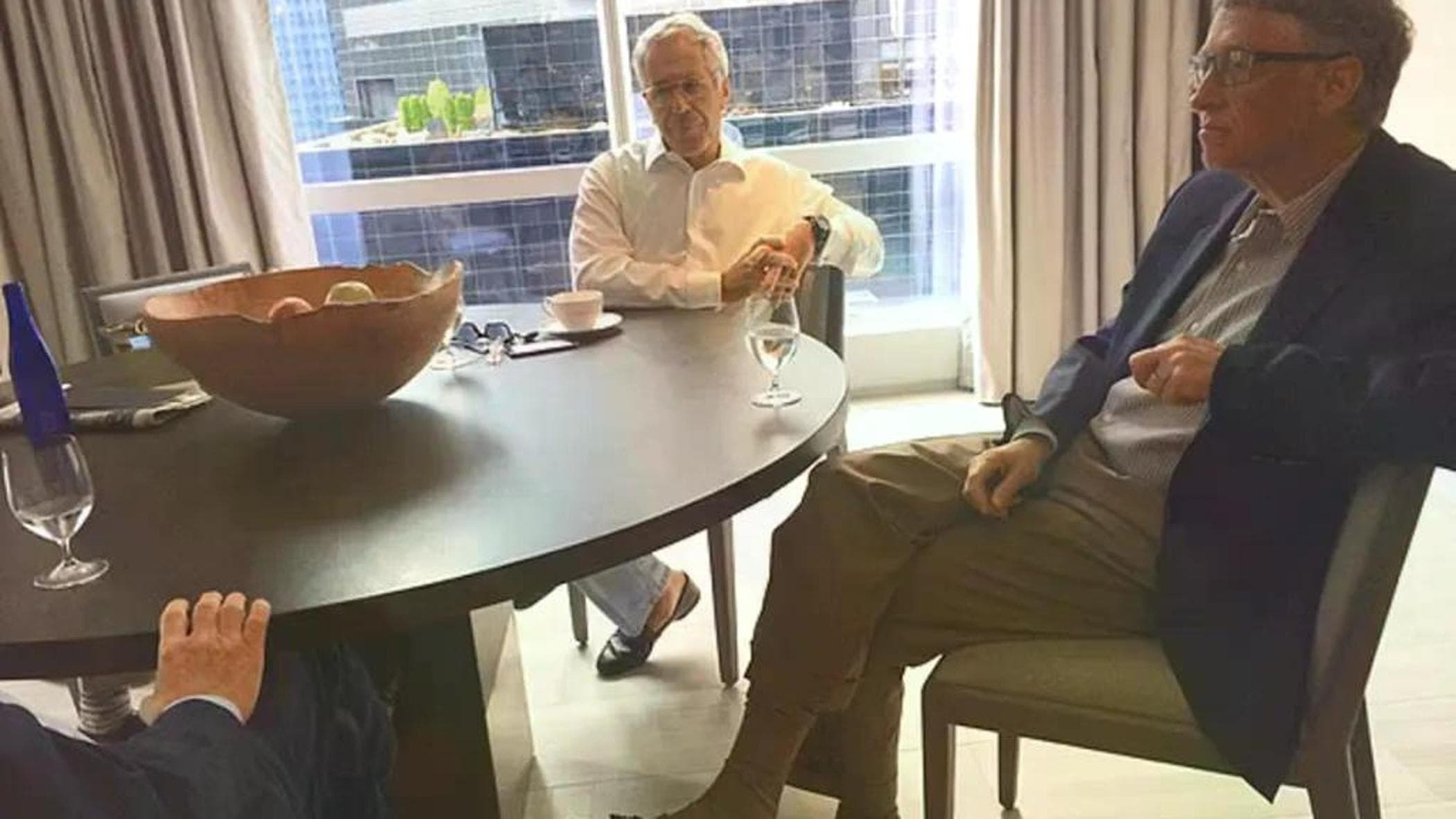 Bill Gates și Jeffrey Epstein ar fi simulat un scenariu de pandemie ...
