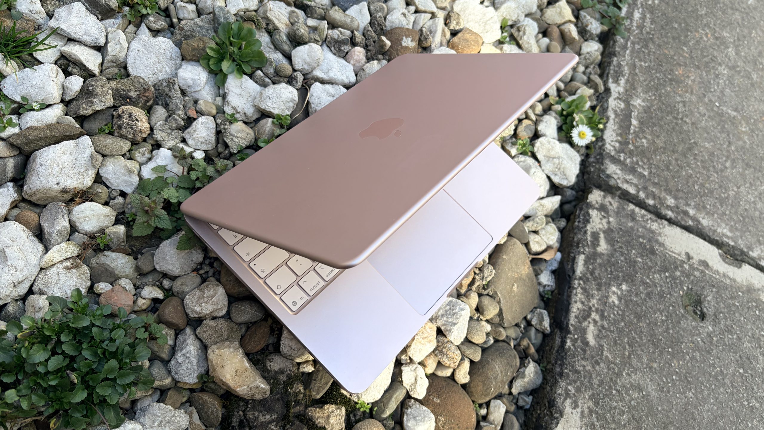 Am testat cel mai ieftin laptop Apple în premieră în România - 5 motive ...
