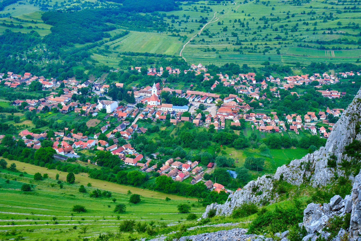 Satul din România în care te simţi ca în Elveţia. Străinii au început ...
