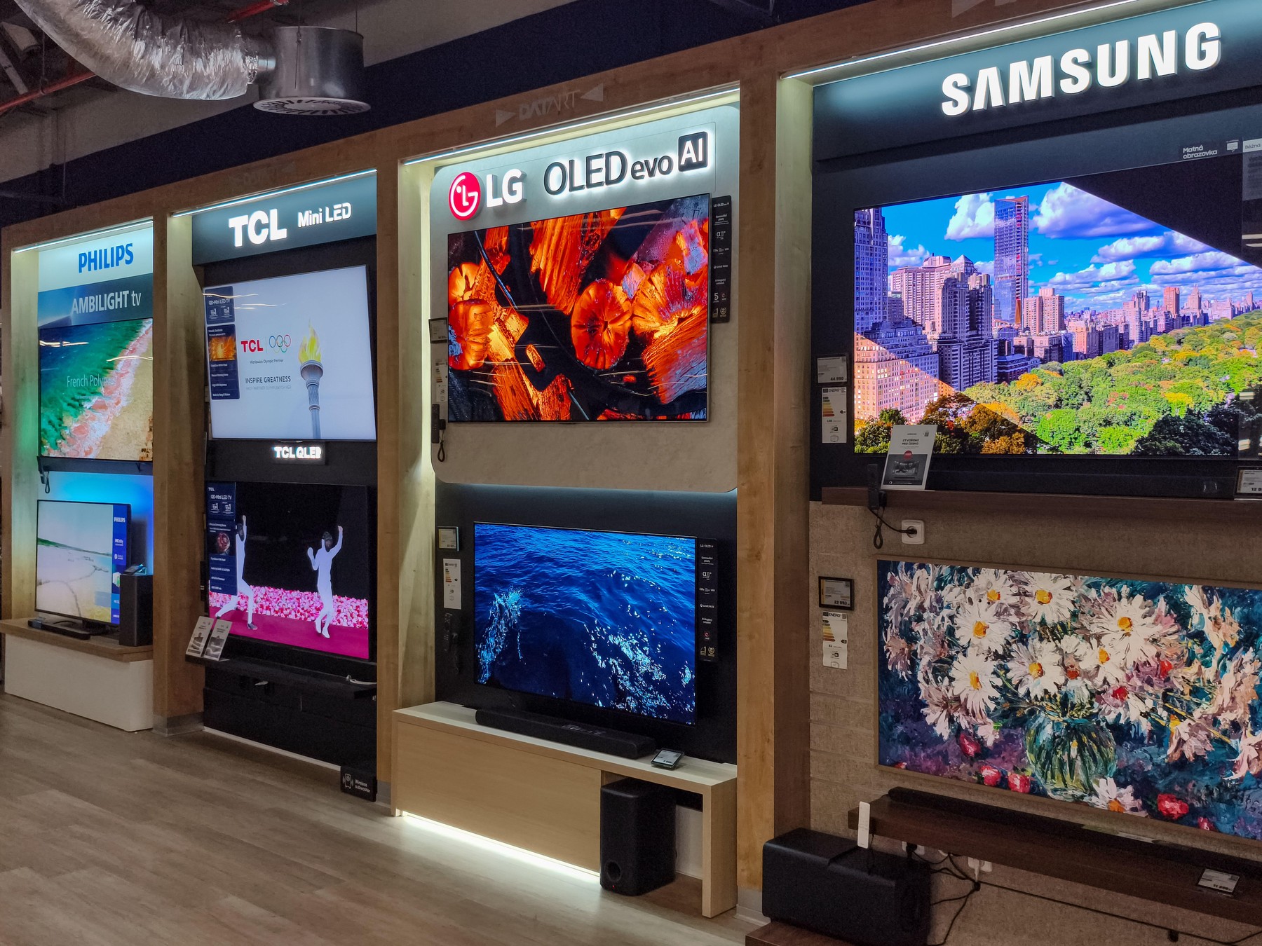 Mini-LED vs OLED în 2026 sau de ce tot mai mulți aleg luminozitatea în ...