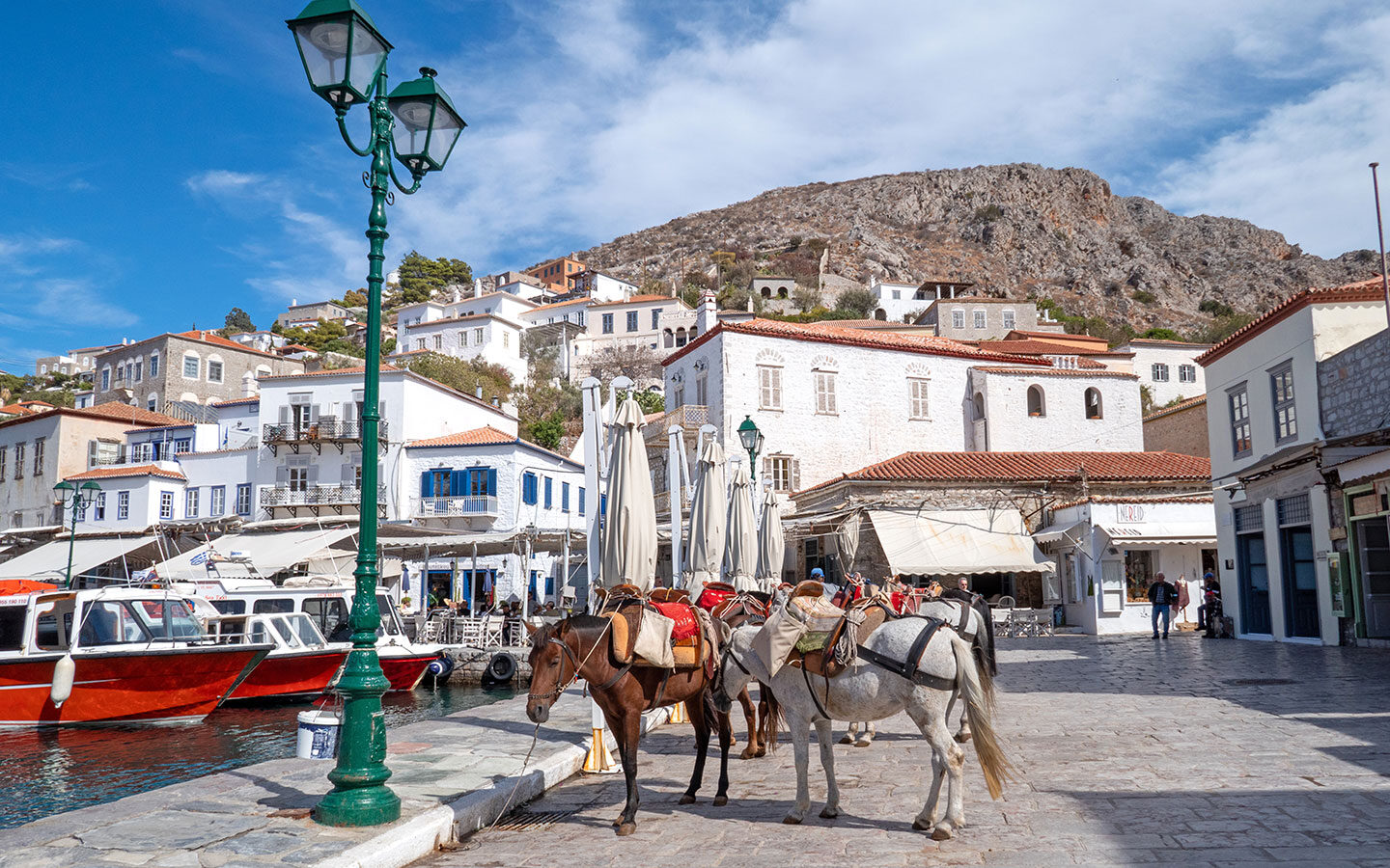 Insula din Grecia unde mașinile sunt interzise. Este un paradis pentru ...