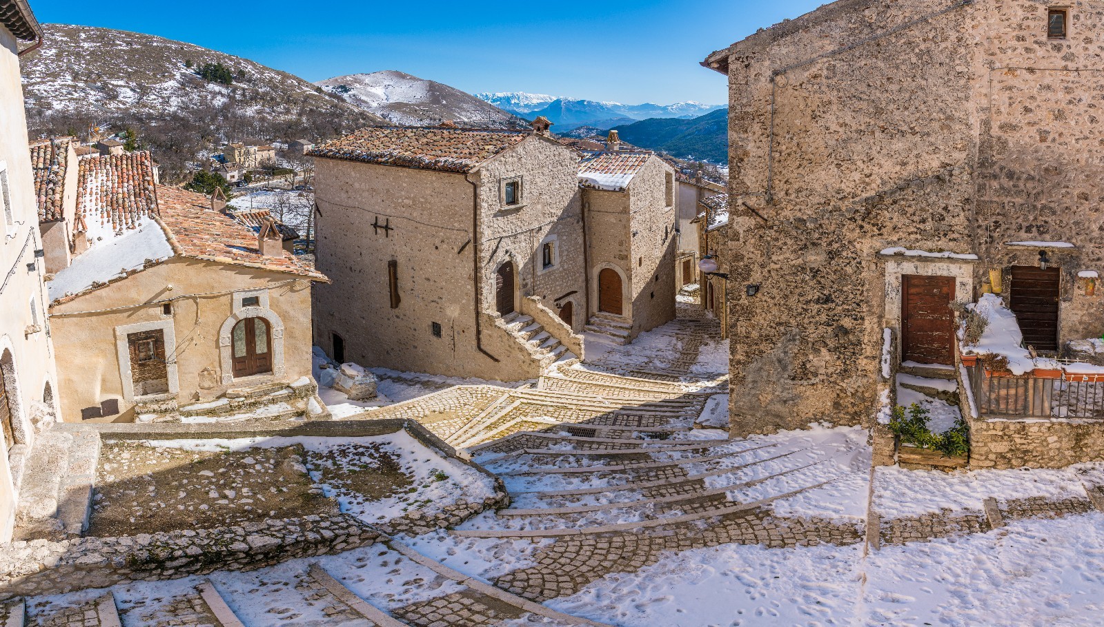 Un colț de Rai din Italia încearcă să atragă locuitori noi. Ce primesc ...